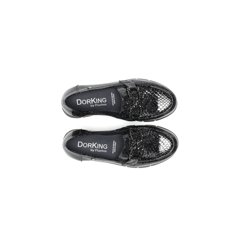 Mocasín casual de mujer Dorking India D9325 piel charol color gris.